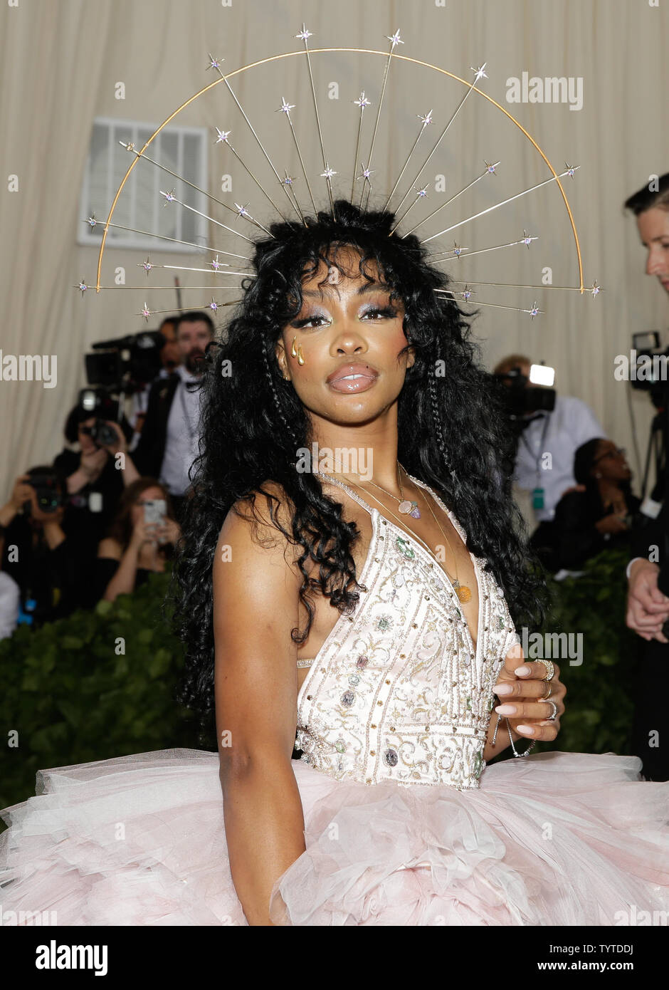 SZA arrives on the red carpet at The Metropolitan Museum of Art's ...
