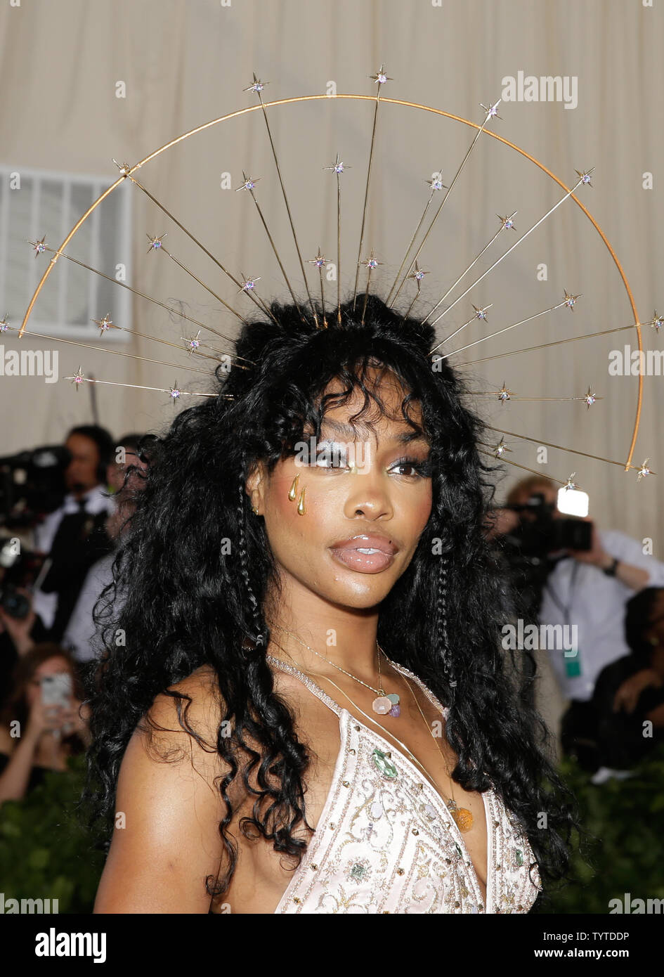 SZA arrives on the red carpet at The Metropolitan Museum of Art's ...