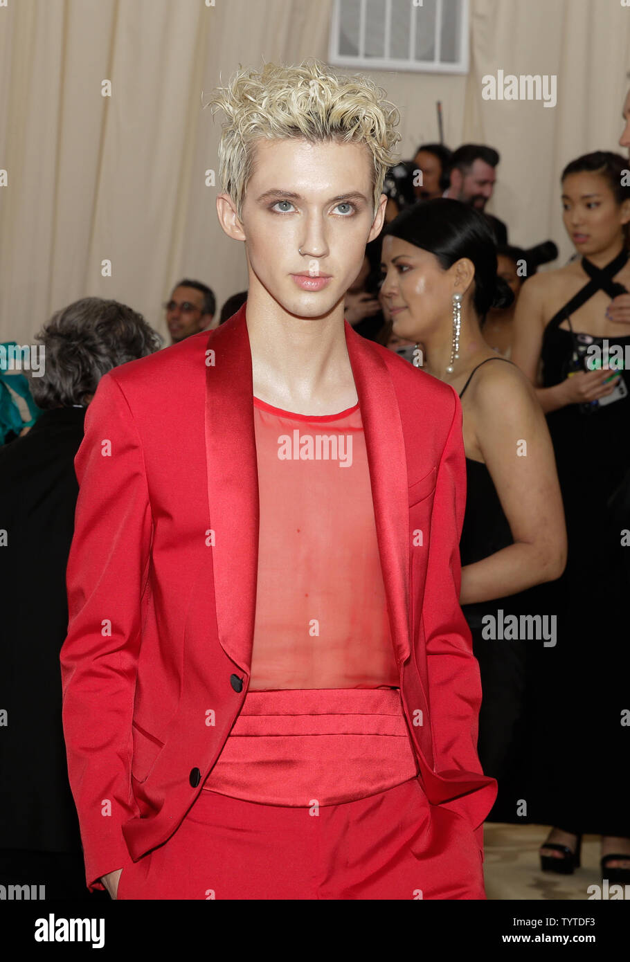 Troye Sivan arrives on the red carpet at The Metropolitan Museum of Art ...