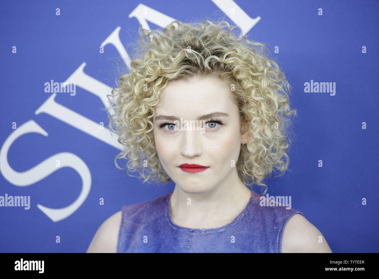 Julia Garner arrives on the red carpet at the 2018 CFDA Fashion Awards ...