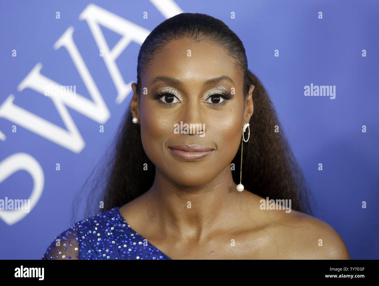 Issa Rae arrives on the red carpet at the 2018 CFDA Fashion Awards at ...
