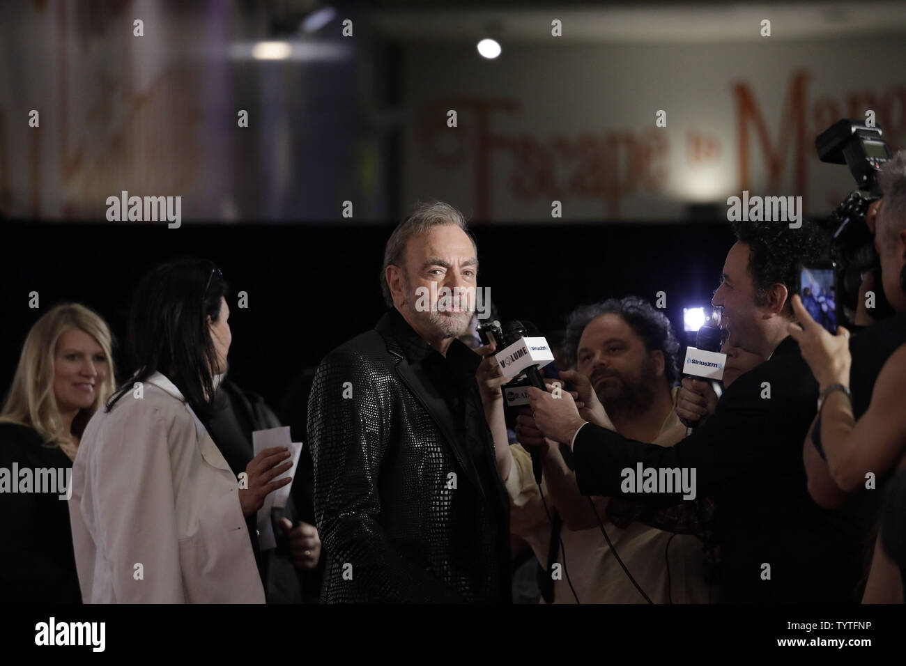 Neil Diamond arrives on the red carpet at the Songwriters Hall of Fame ...