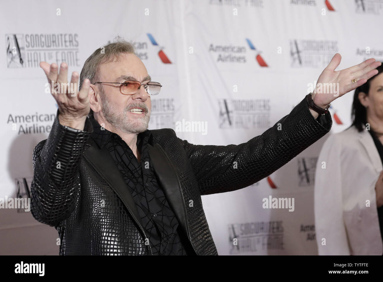 Neil Diamond arrives on the red carpet at the Songwriters Hall of Fame ...