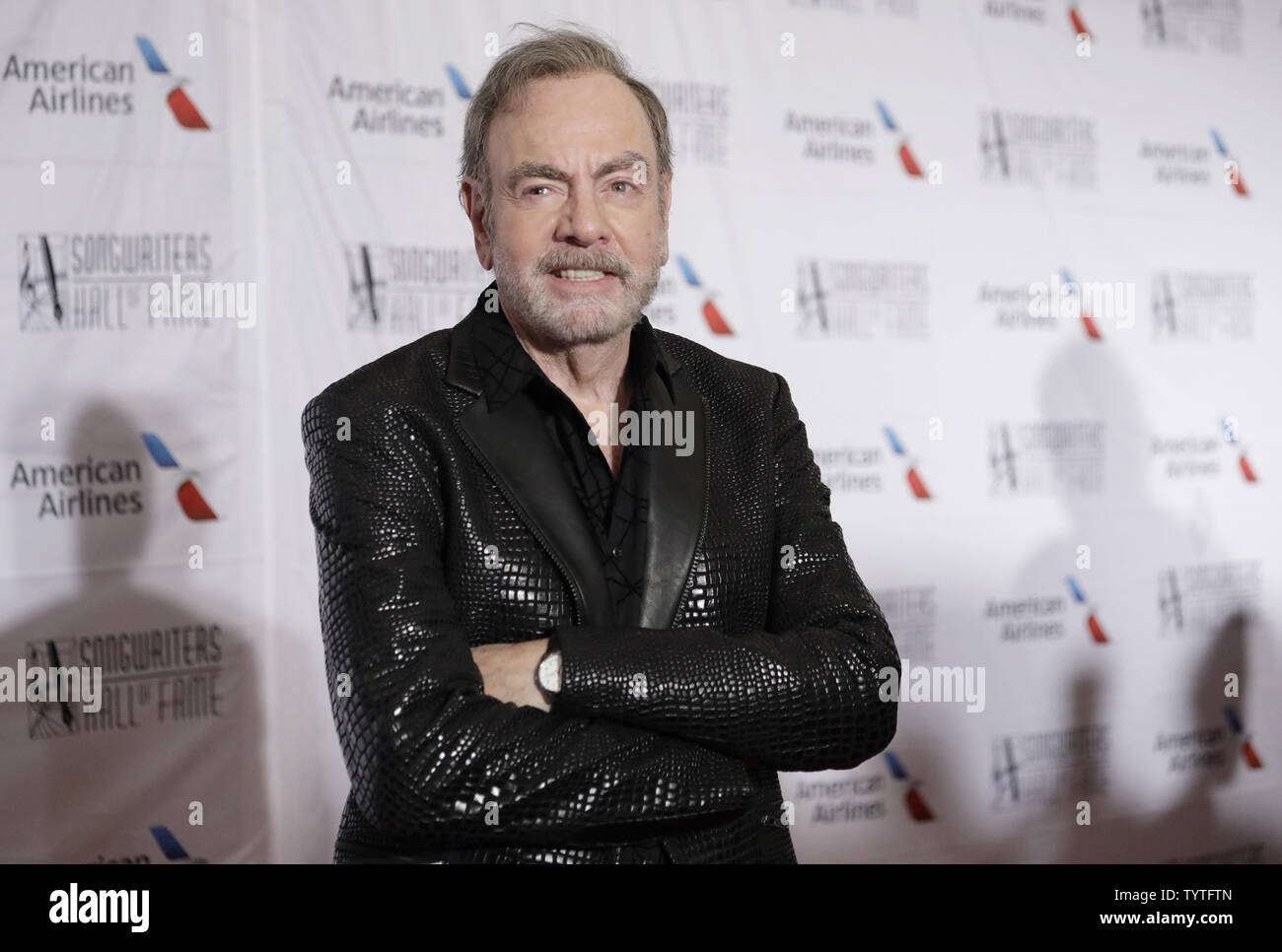 Neil Diamond arrives on the red carpet at the Songwriters Hall of Fame ...