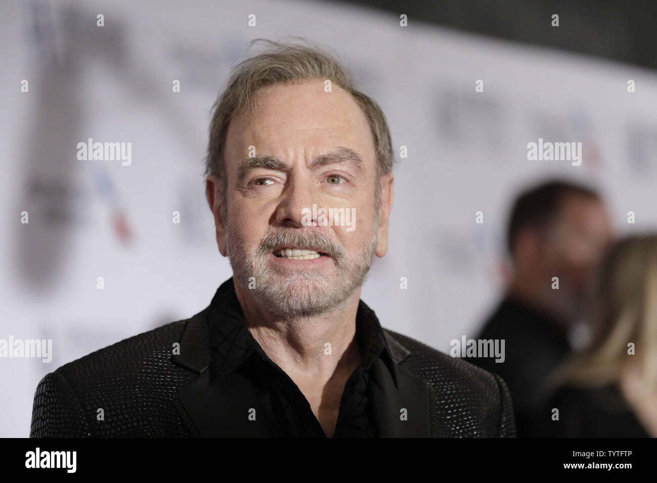 Neil Diamond arrives on the red carpet at the Songwriters Hall of Fame ...