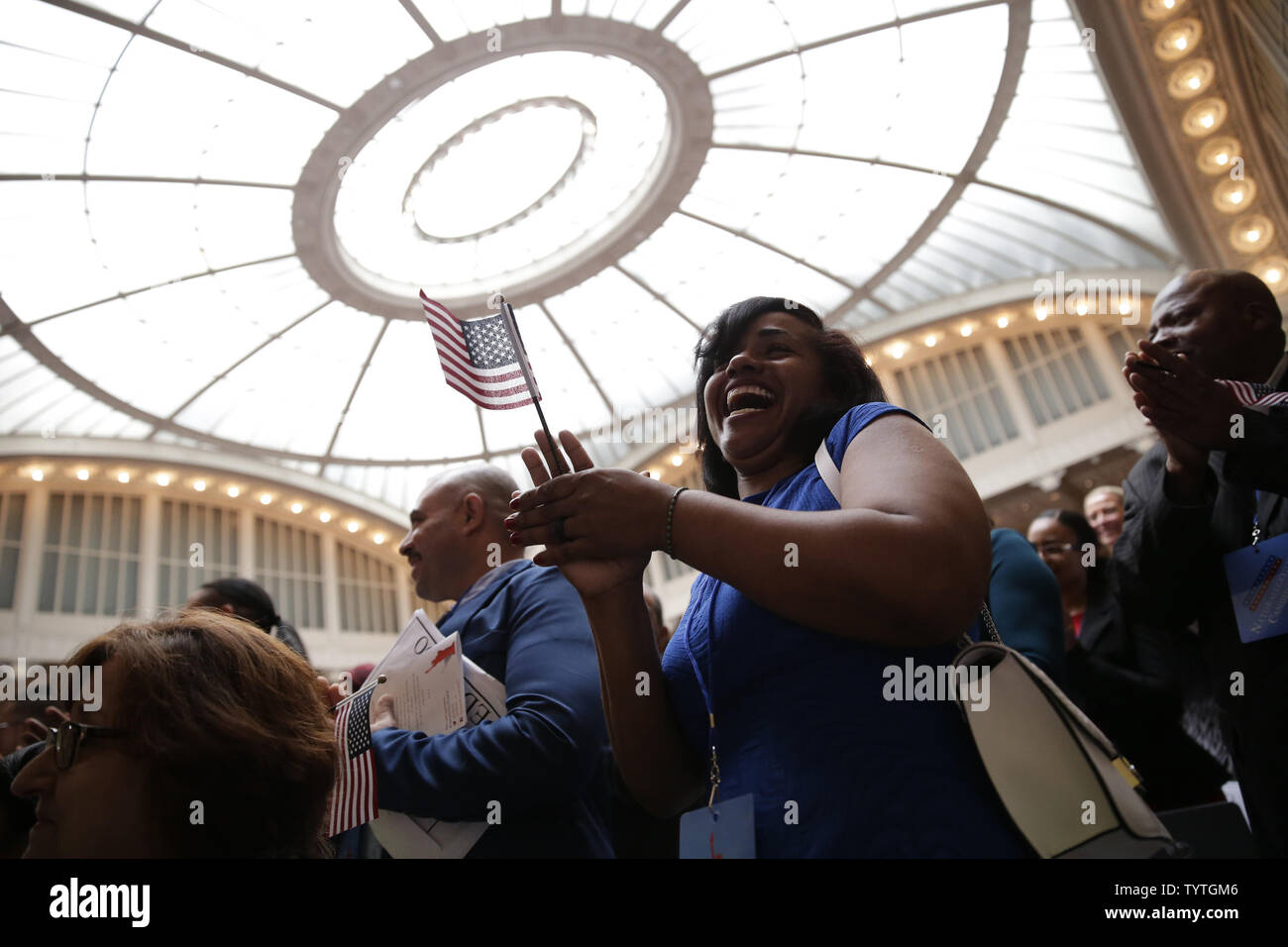 U s citizenship oath with flag hi-res stock photography and images - Alamy