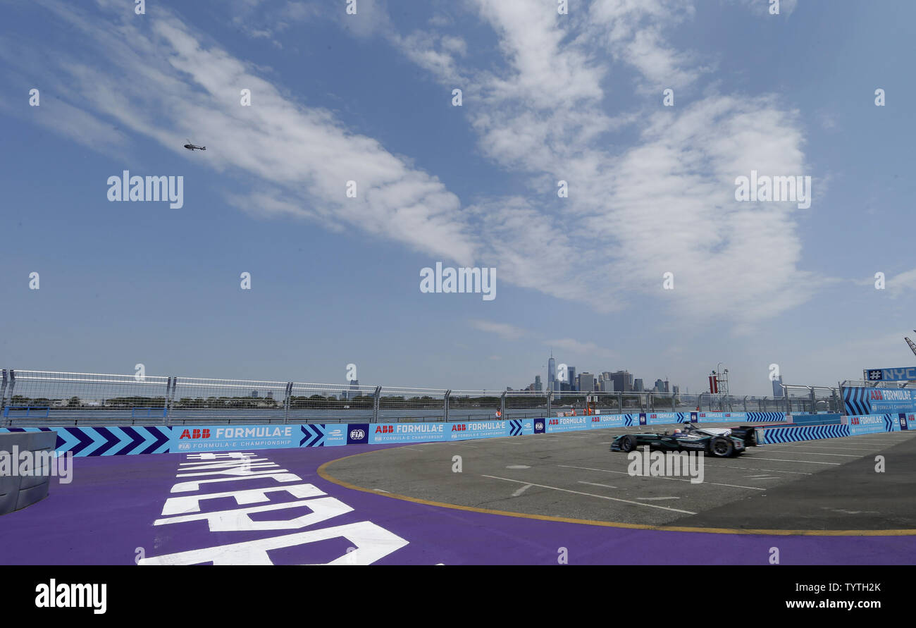 Cars race around the track during qualifying rounds at the FIA Formula ...