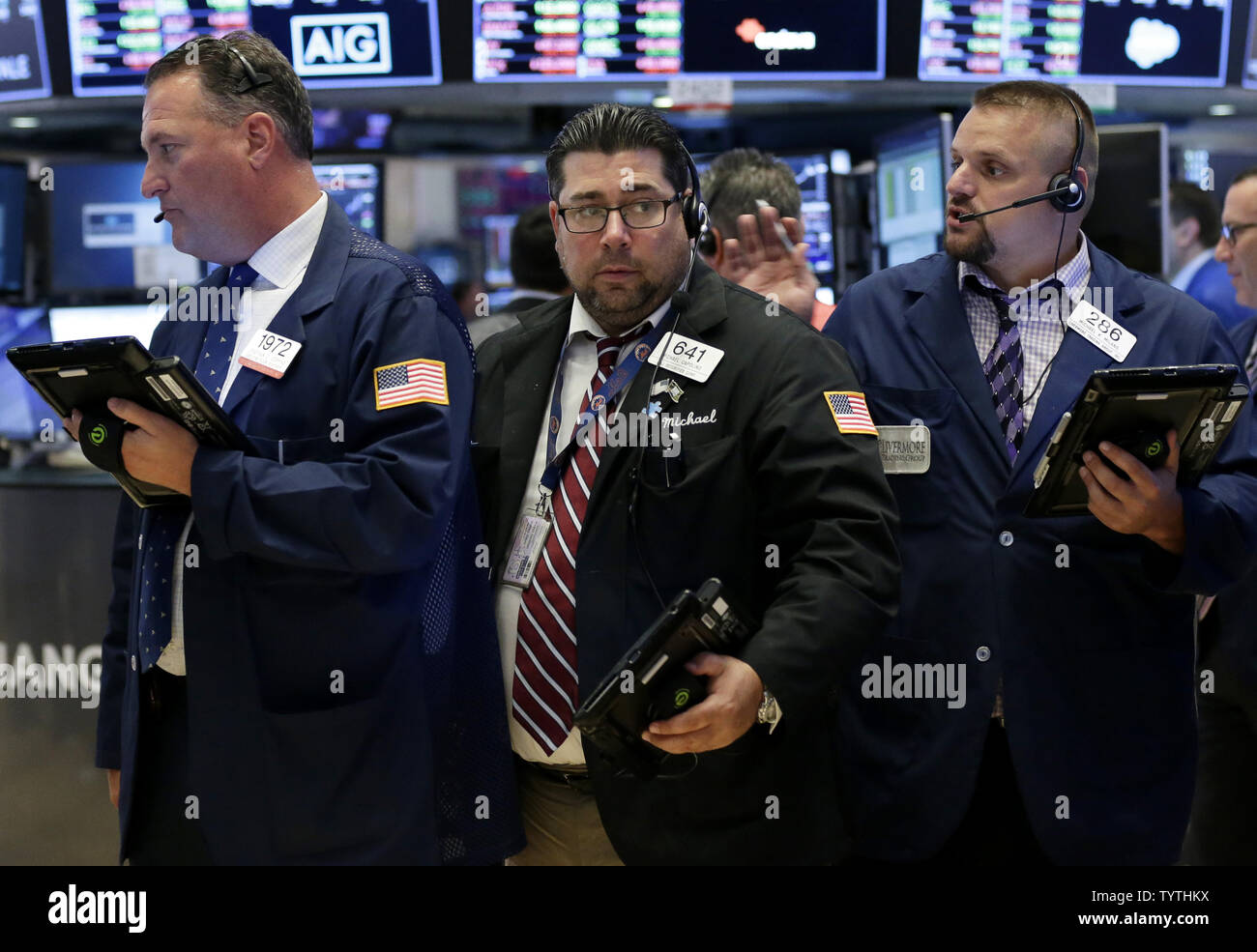 Traders work on the floor of the NYSE at the closing bell at the New ...