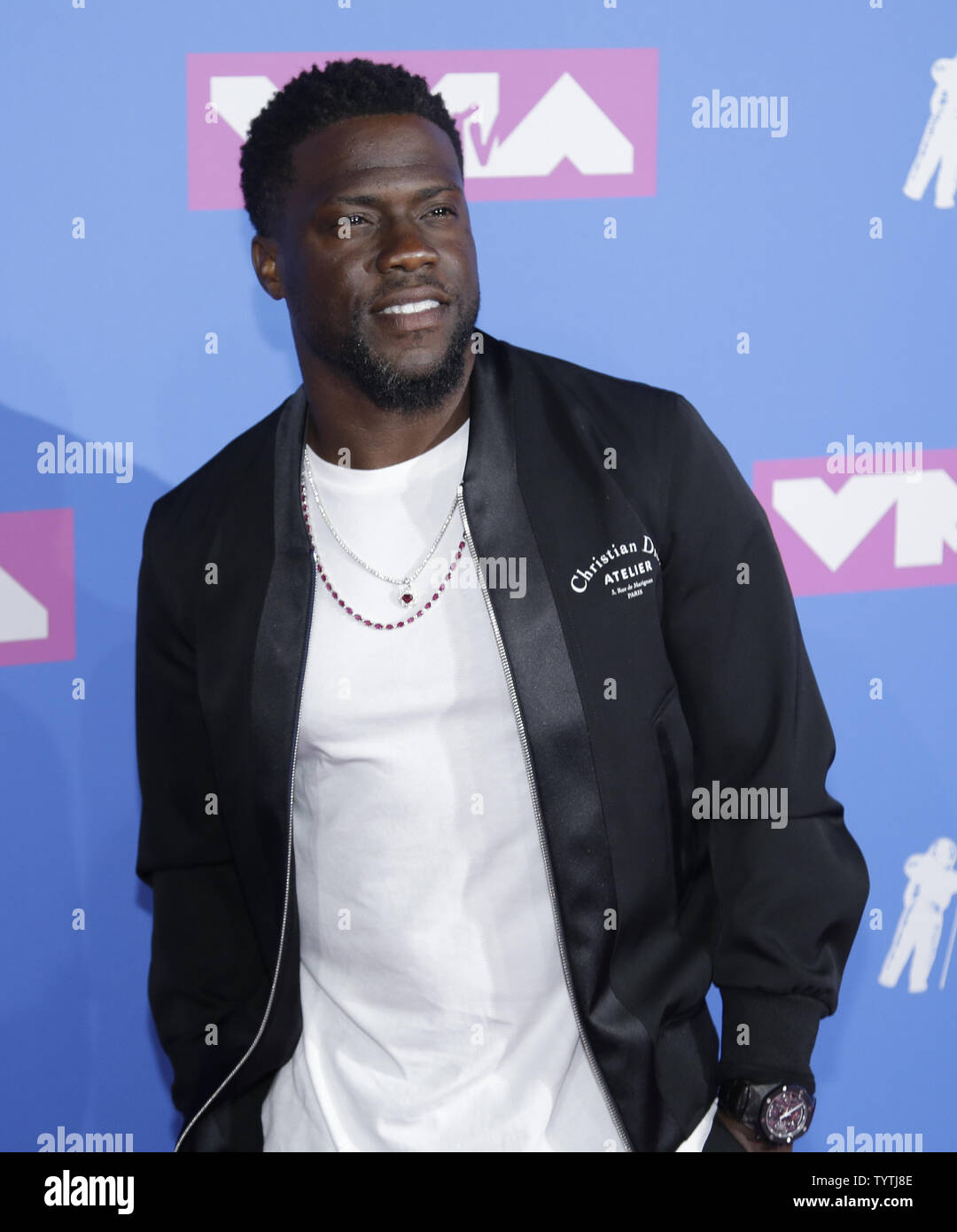 Kevin Hart arrives on the red carpet at the 35th annual MTV Video Music ...