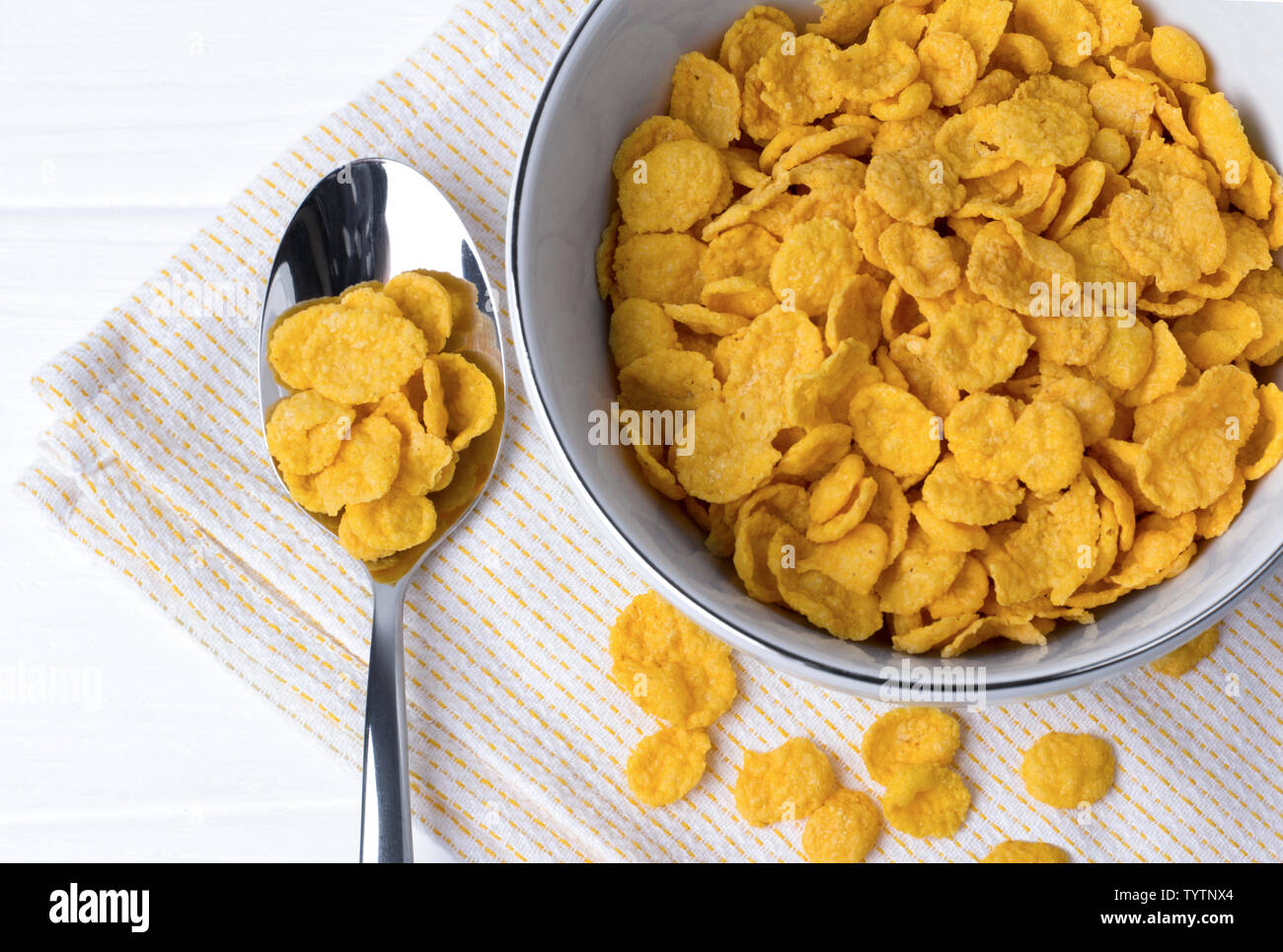 Corn Flakes at the white wooden table. Healthy summer breakfast Stock ...