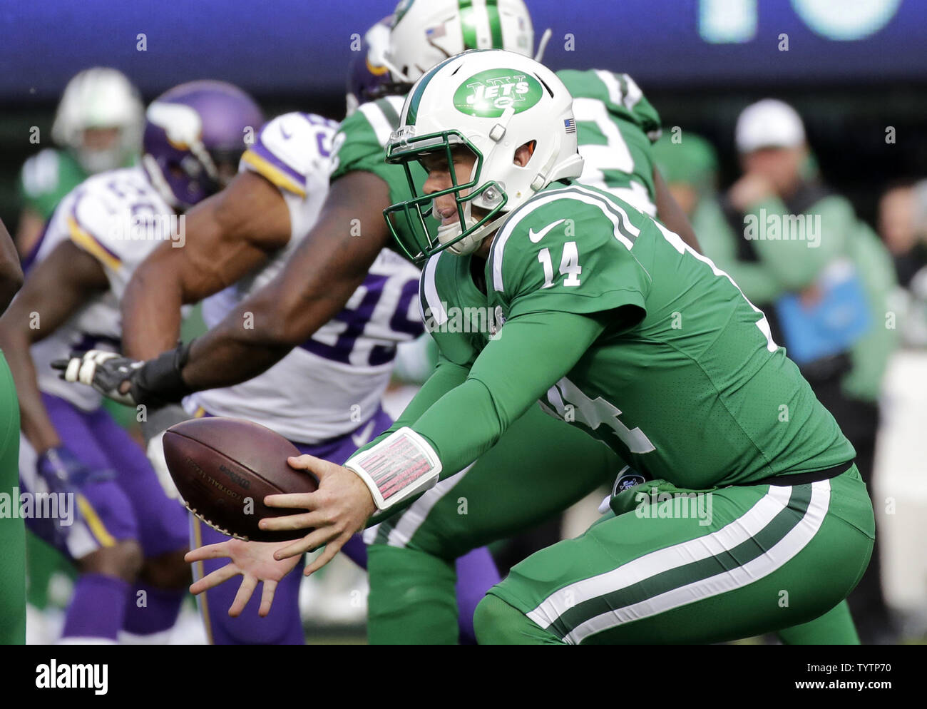 New York Jets Sam Darnold fumbles a snap in the first half against the ...