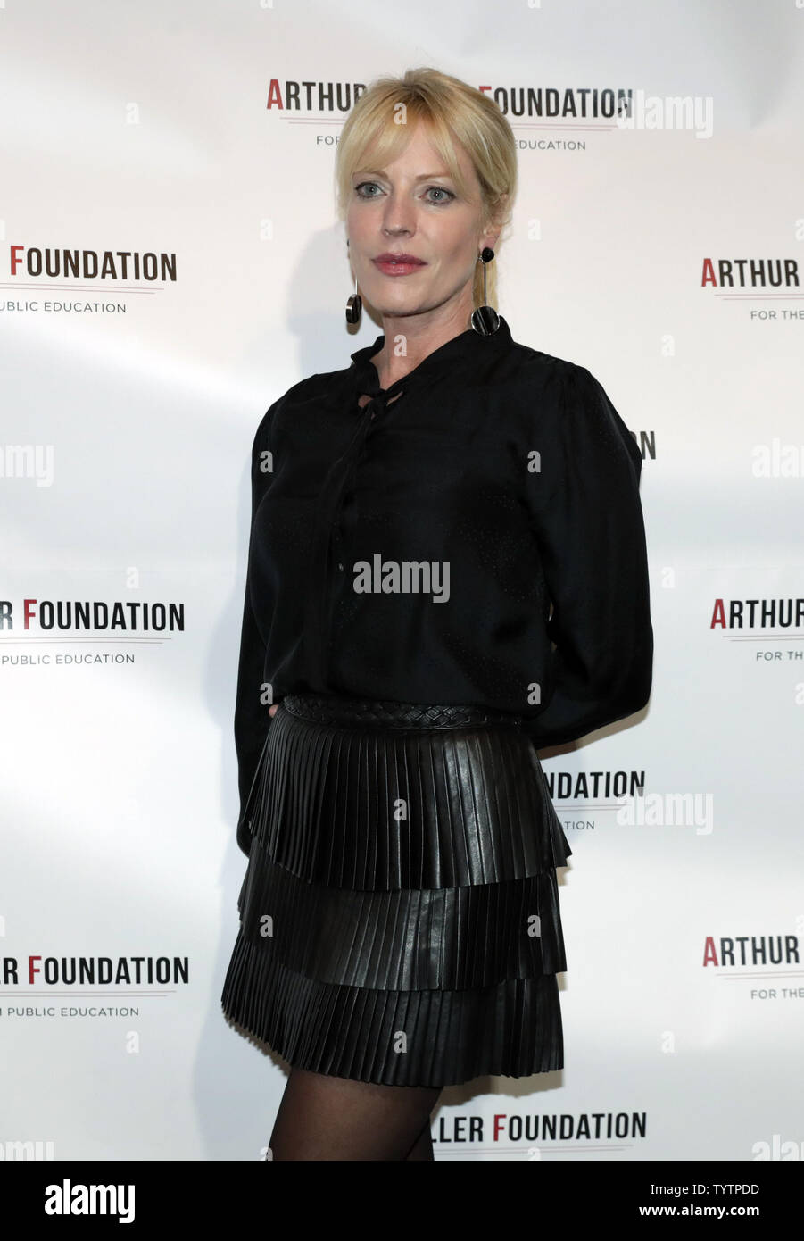 Actress Sherie Rene Scott arrives on the red carpet at the Arthur ...