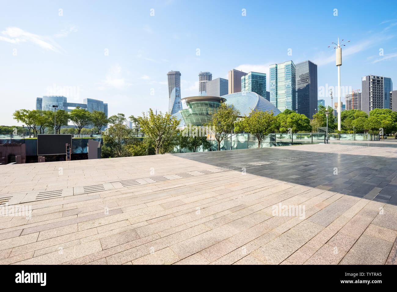 Empty square and modern building hi-res stock photography and images ...