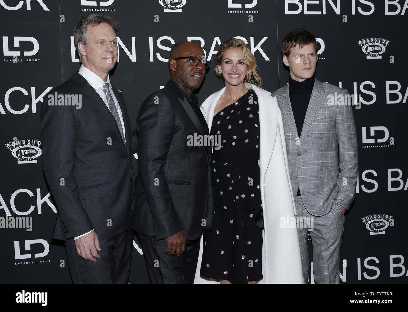 Lucas Hedges Courtney B. Vance, Julia Roberts and Peter Hedges arrive ...