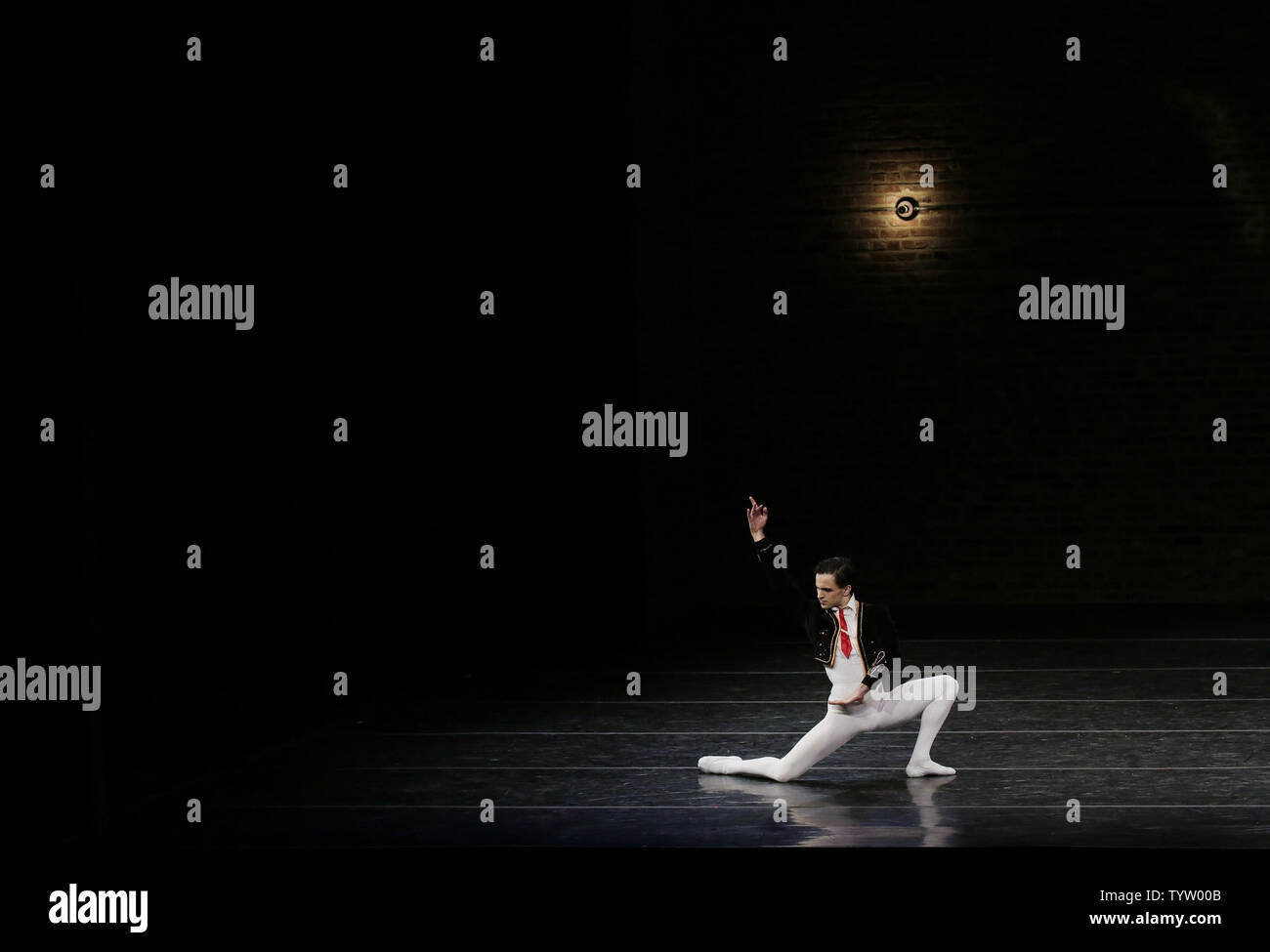 Ballet dancers from around the world hi-res stock photography and ...