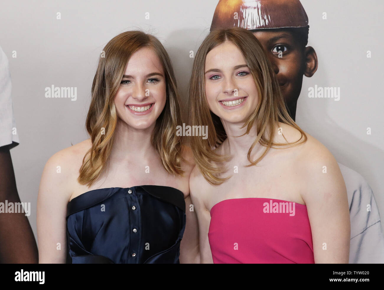Noelle Sheldon and Cali Sheldon arrive on the red carpet at the 'US ...