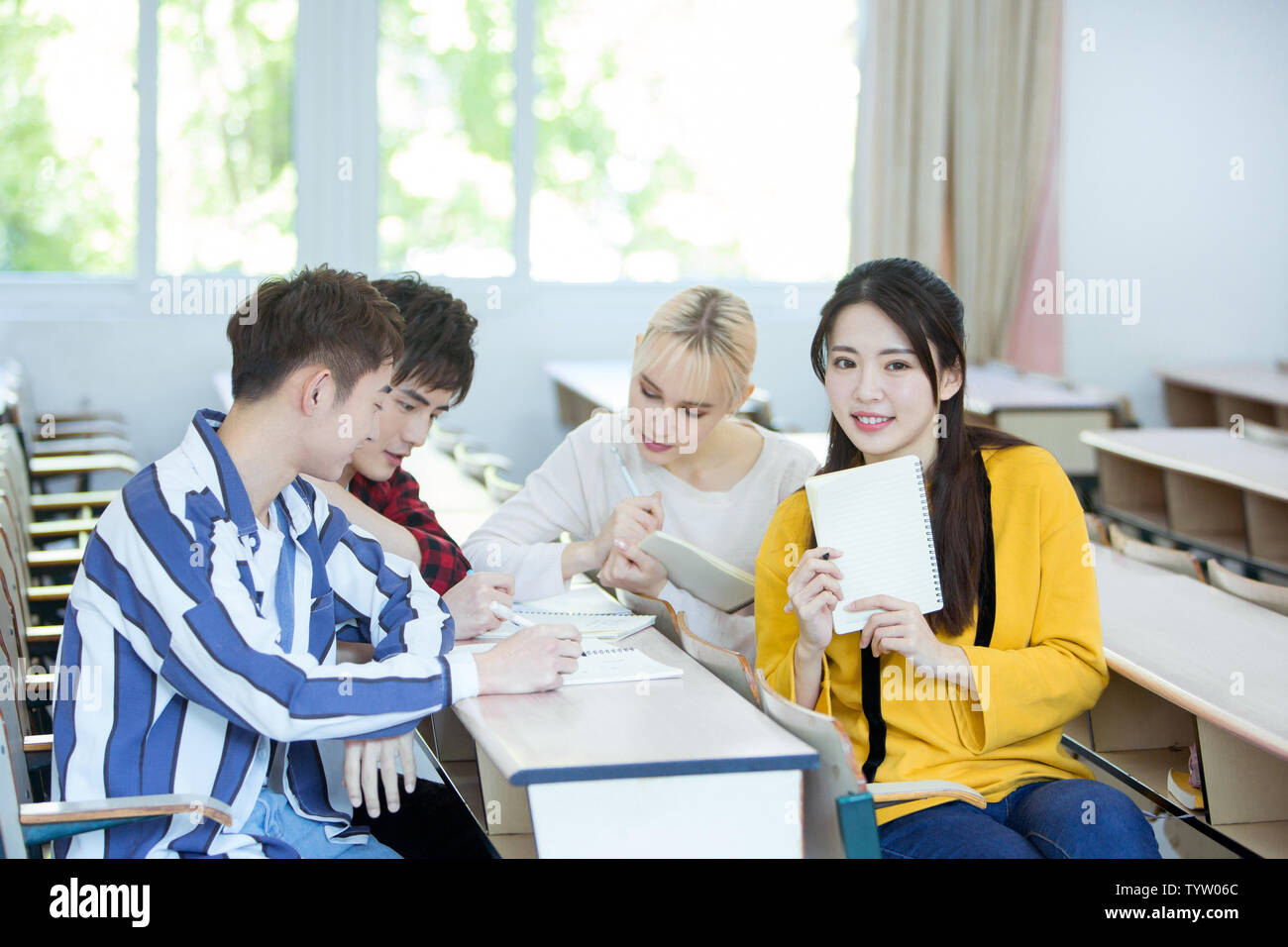 China and classroom and students hi-res stock photography and images ...