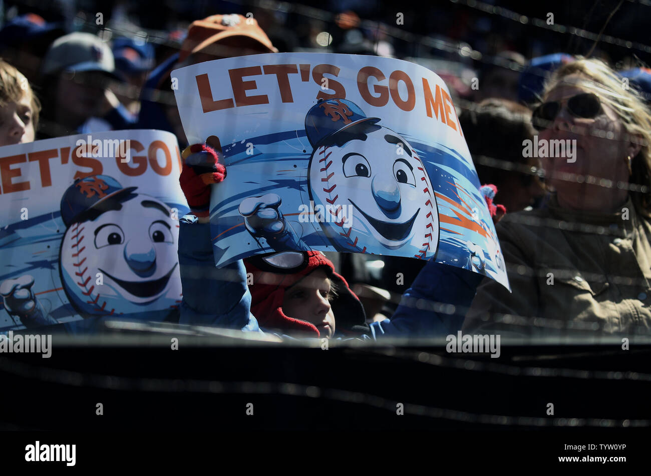 New York Met fans wave signs during the game between the Washington ...