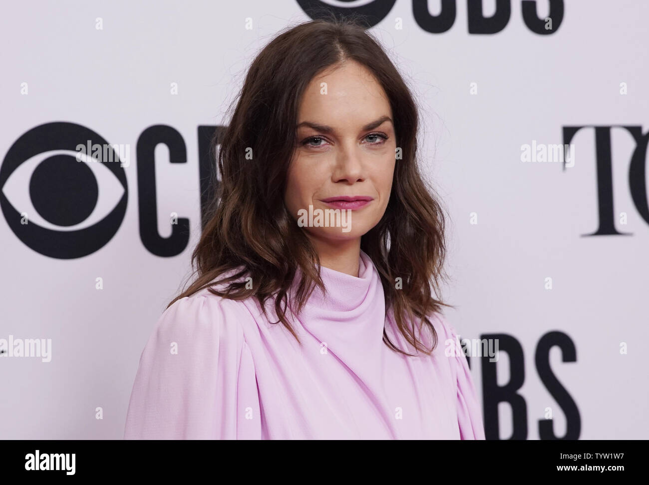 Ruth Wilson arrives on the red carpet at The 73rd Annual Tony Awards ...