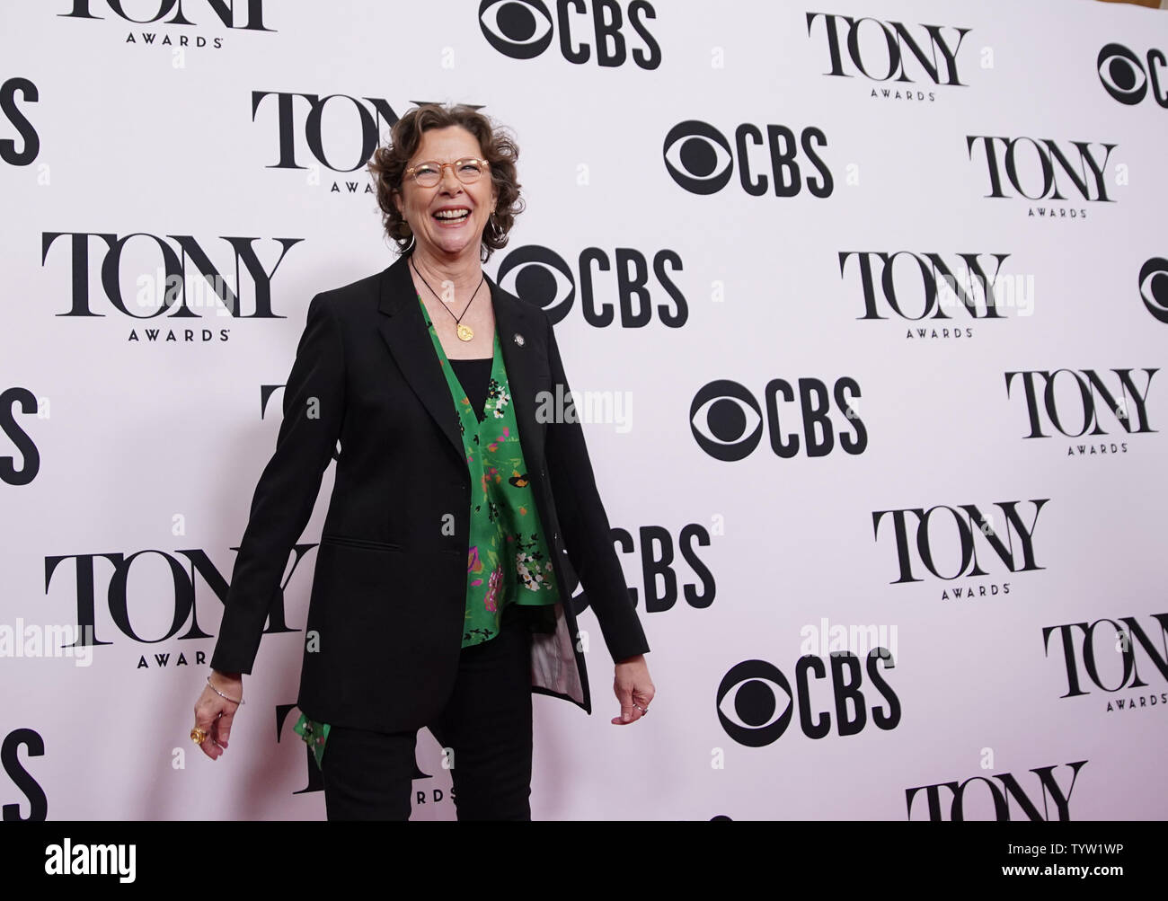 Annette Bening arrives on the red carpet at The 73rd Annual Tony Awards ...