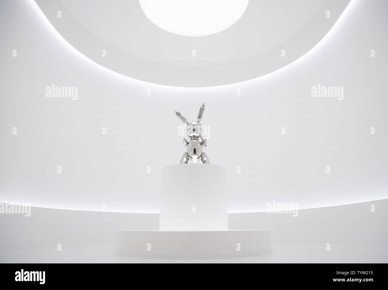 Jeff koons rabbit auction hi-res stock photography and images - Alamy