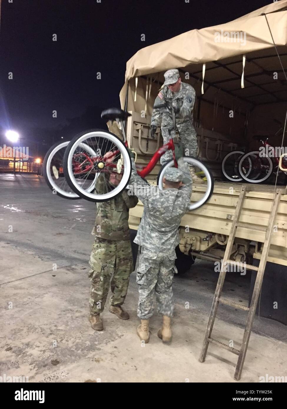 Soldiers deliver bicycles to Veterans that reside at La Casa del ...