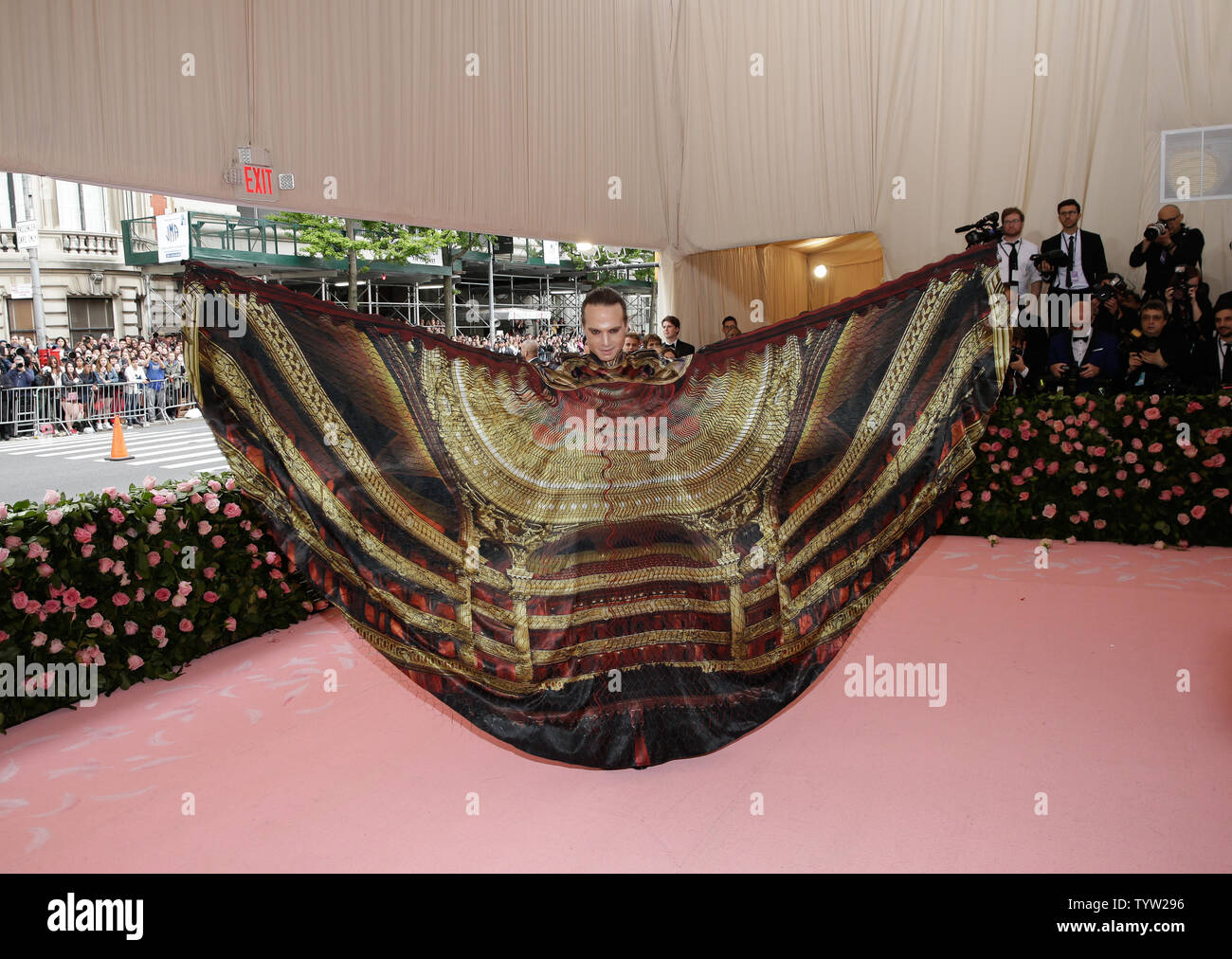Jordan Roth arrives on the red carpet at The Metropolitan Museum of Art ...