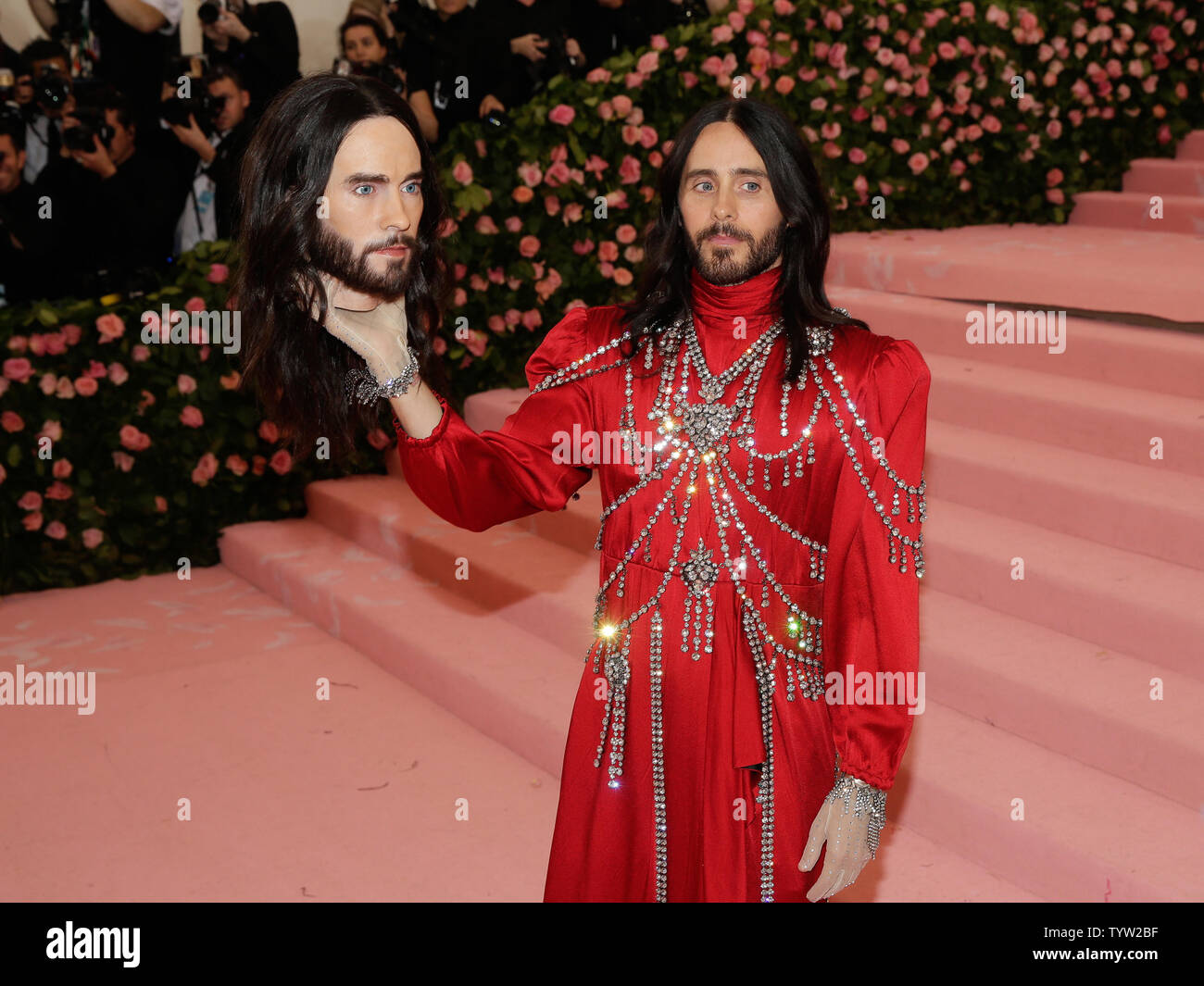 Jared Leto arrives on the red carpet at The Metropolitan Museum of Art ...