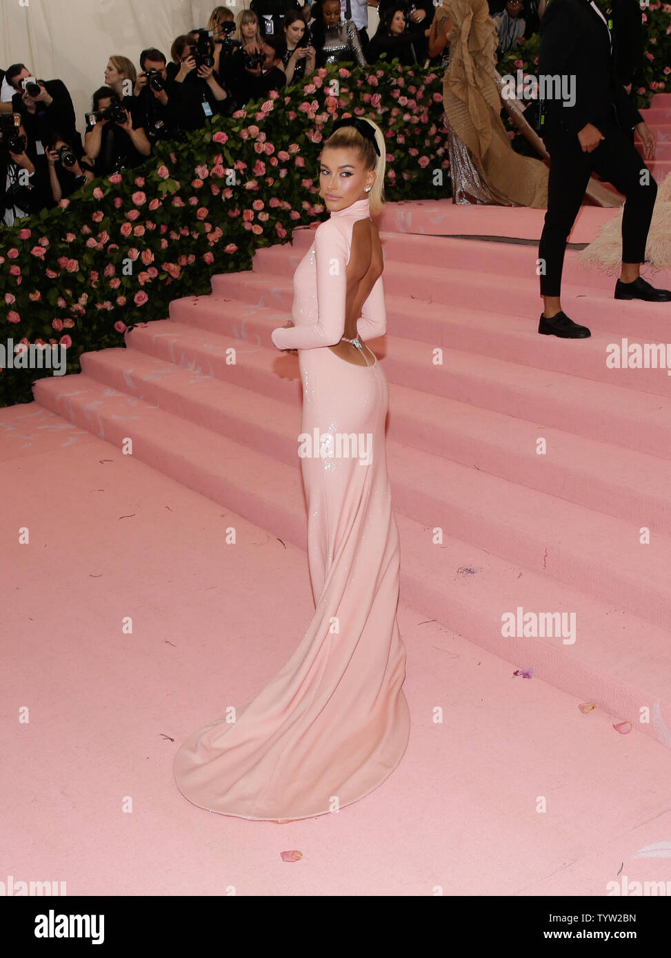 Hailey Bieber arrives on the red carpet at The Metropolitan Museum of ...