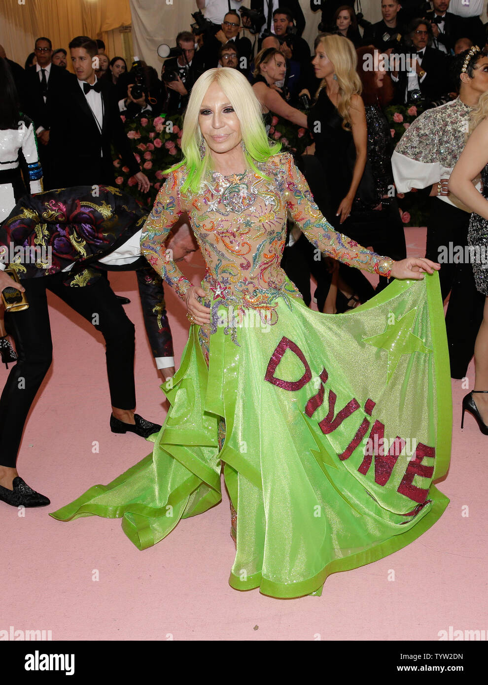 Donatella Versace arrives on the red carpet at The Metropolitan Museum ...