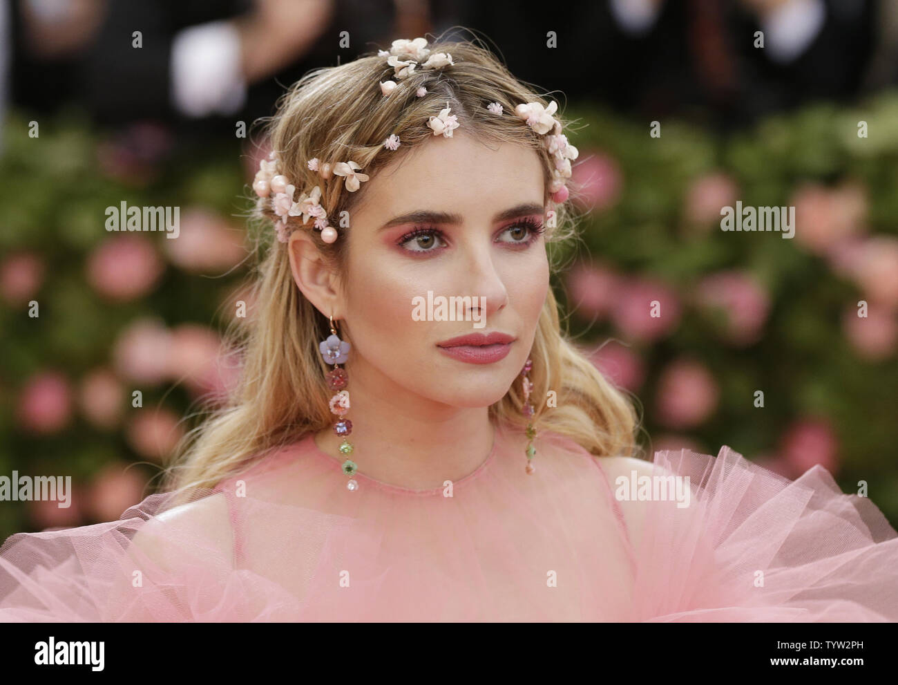 Emma Roberts arrives on the red carpet at The Metropolitan Museum of ...
