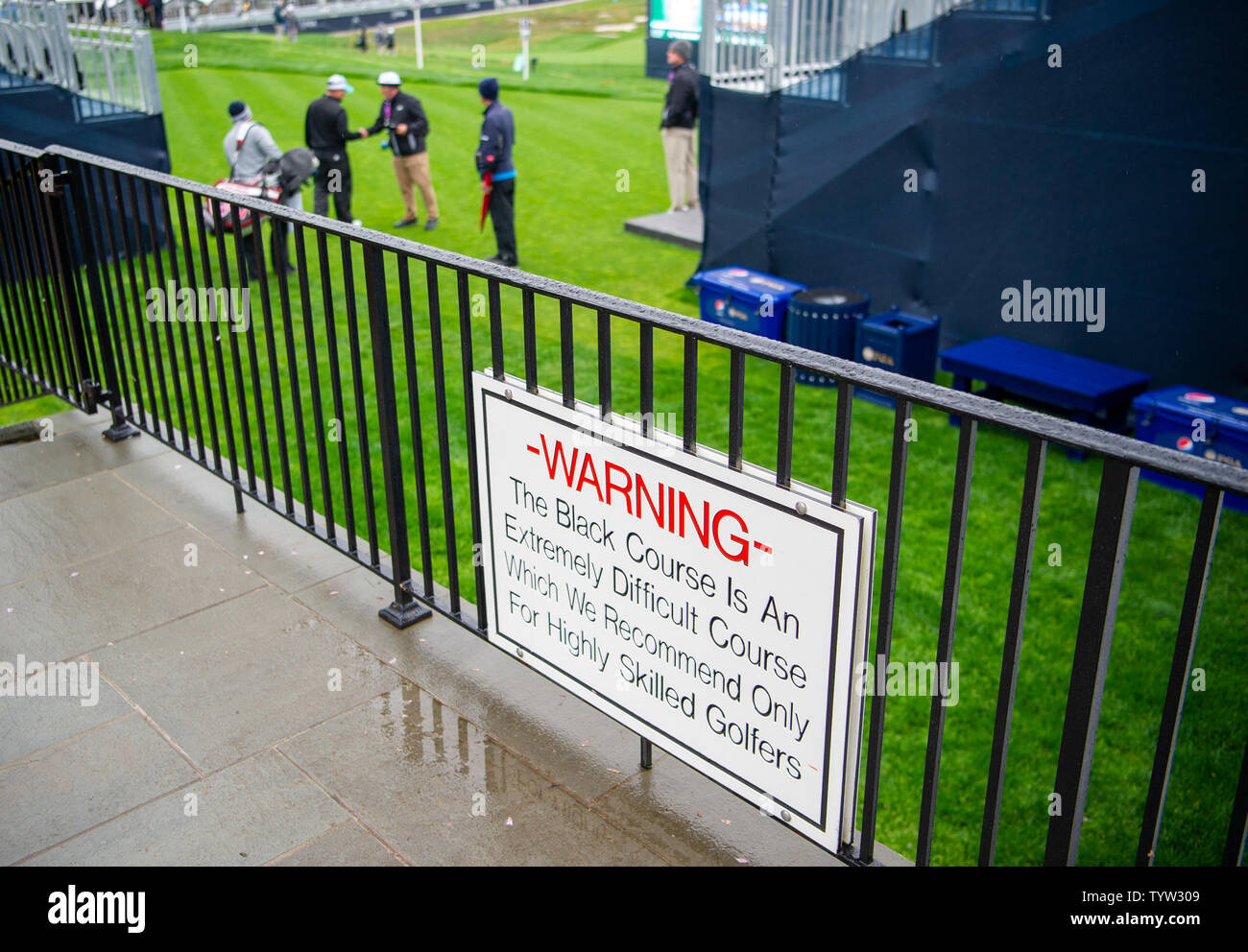 Golf tee box warning sign hi-res stock photography and images - Alamy