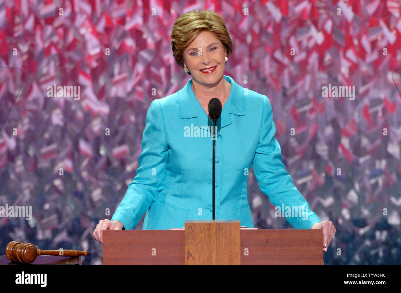 First lady laura bush smiles hi-res stock photography and images - Alamy