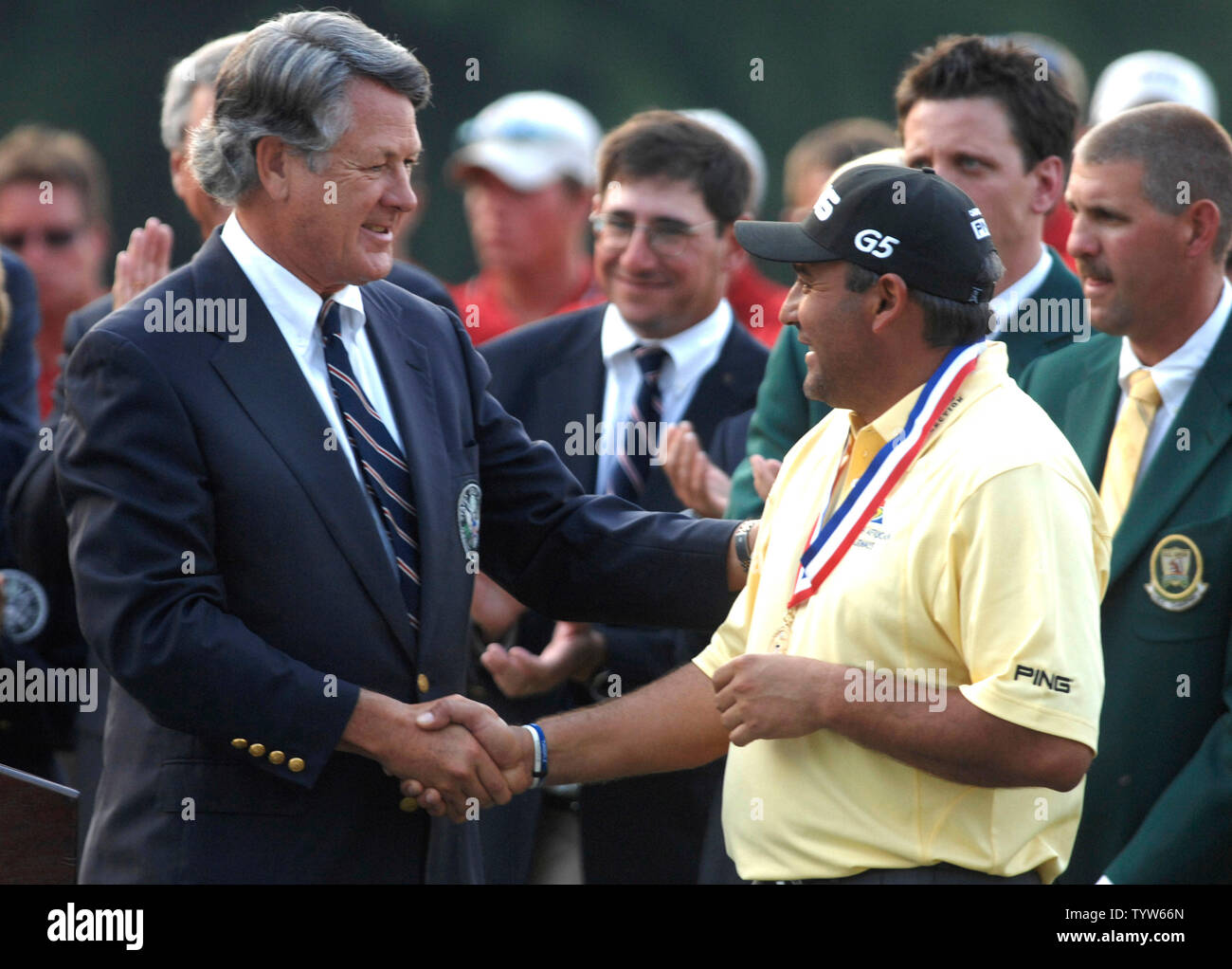 US Open champion Angel Cabrera of Argentina (R) shakes hands with USGA ...