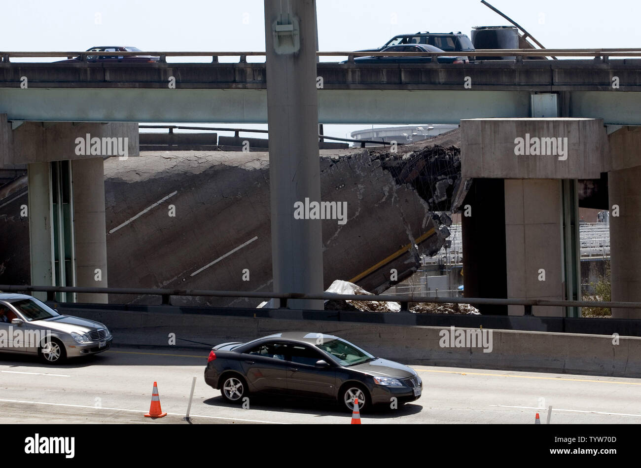 EMERYVILLE, CA, USA: Traffic makes its way past a section of collapsed ...