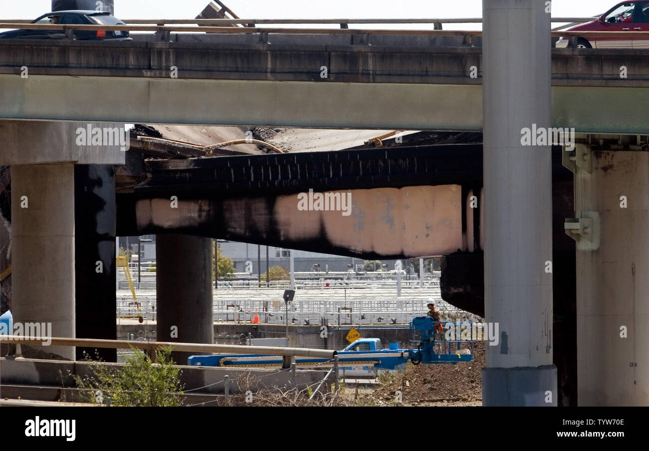 A section of highway near the San Francisco-Oakland Bay Bridge ...