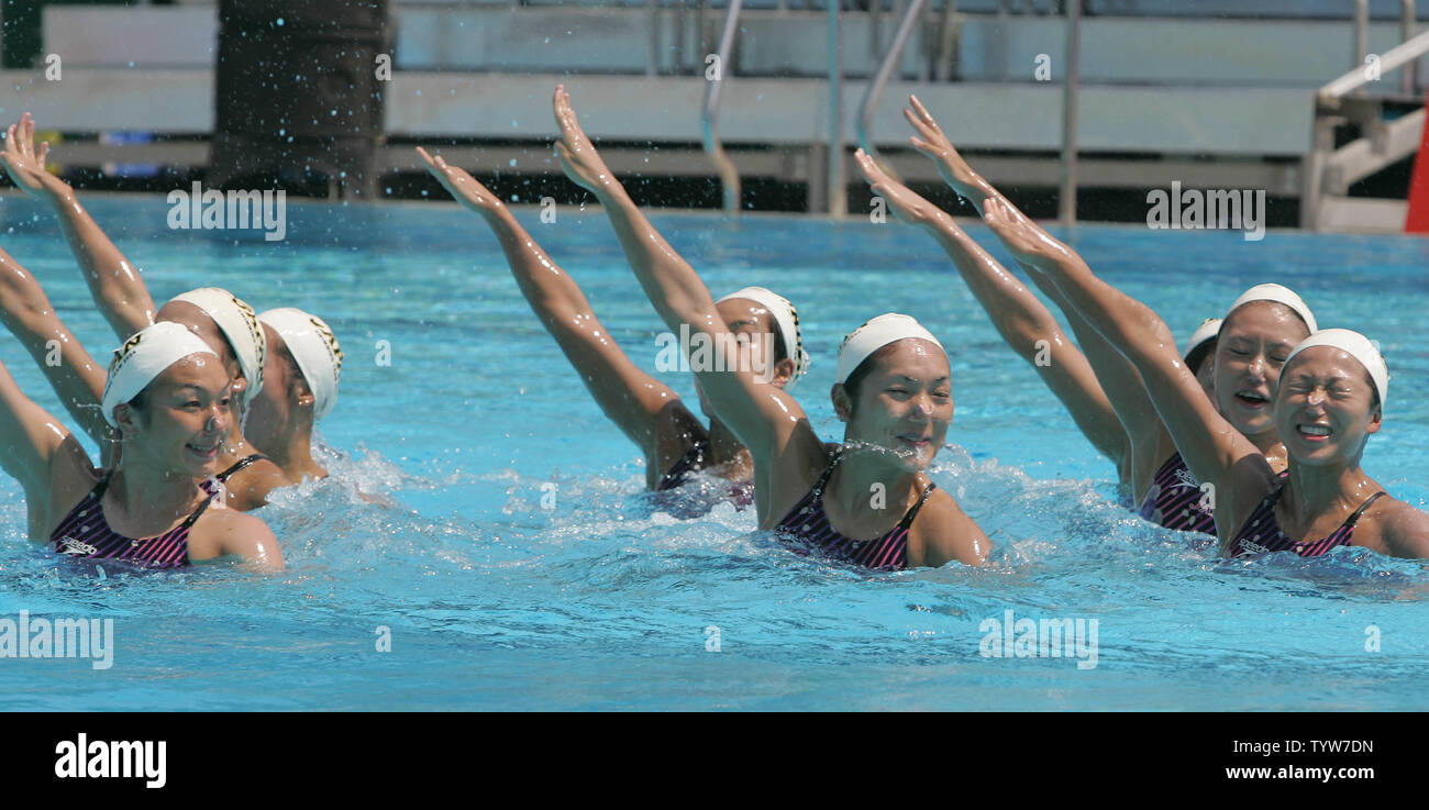Synchronized swimming team hi-res stock photography and images - Alamy