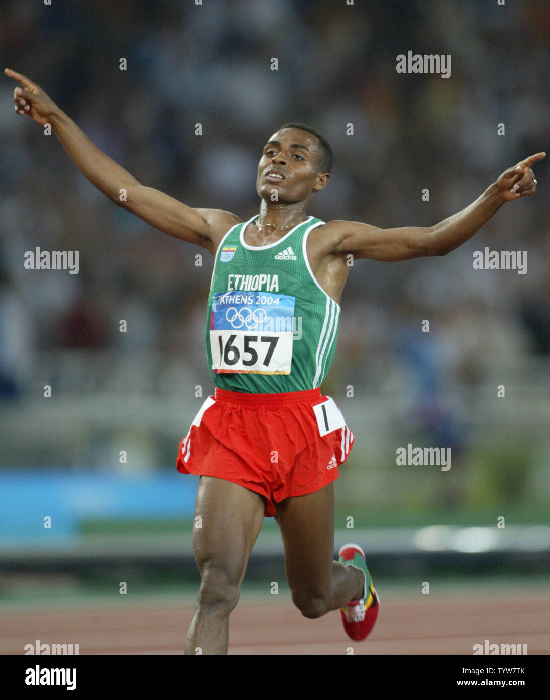 Kenenisa bekele ethiopia wins mens hi-res stock photography and images ...