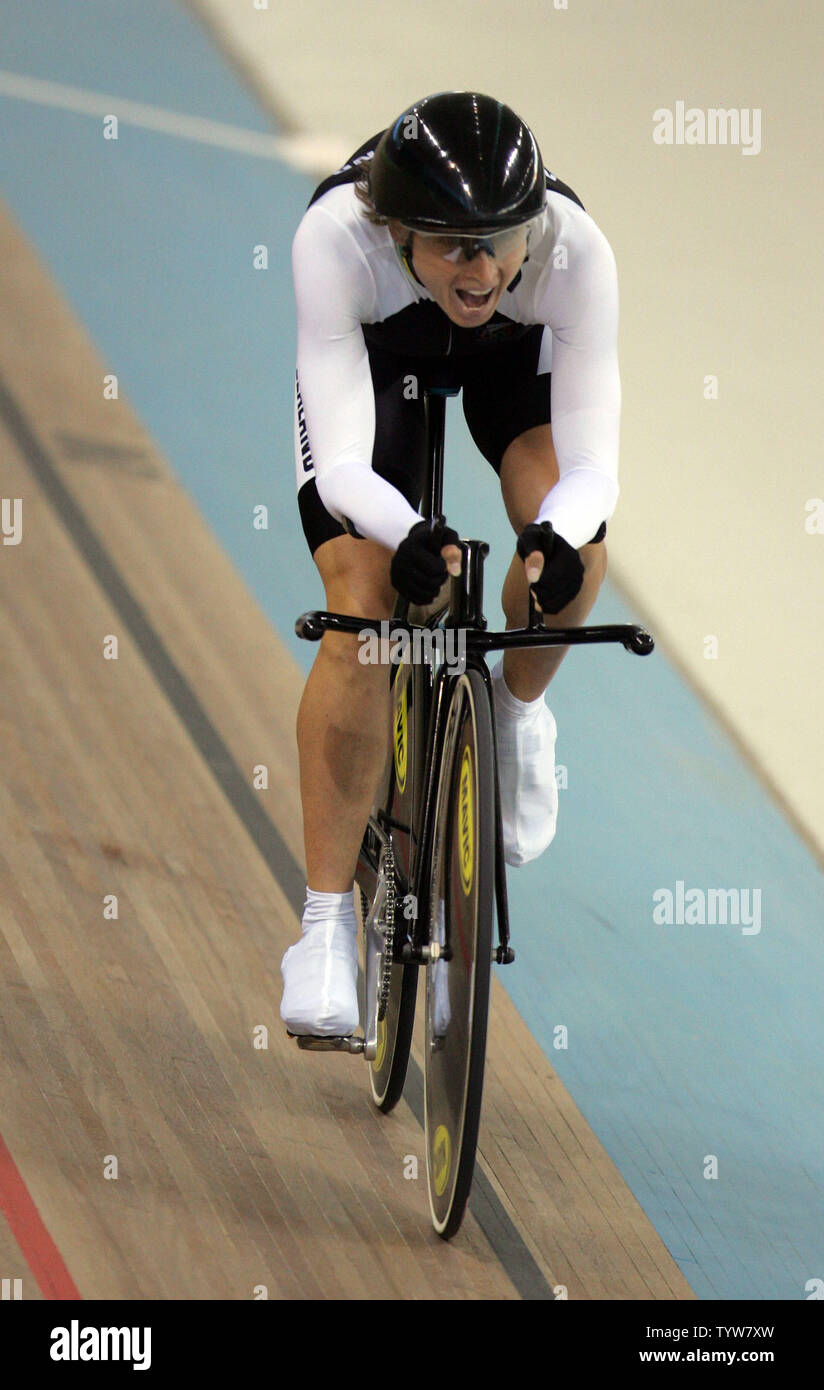 New Zealand's Sarah Ulmer breaks her own world record in the women's ...