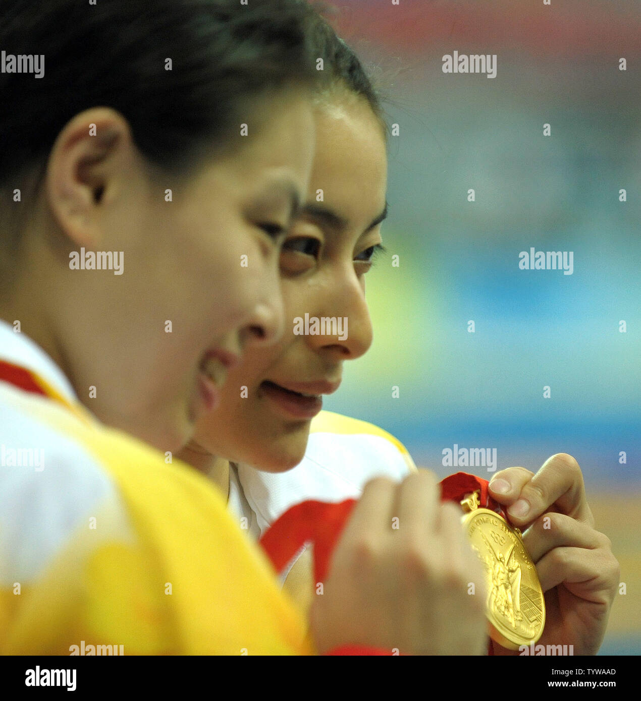 Chinese divers Jingjing Guo and Minxia Wu show off their gold medals ...