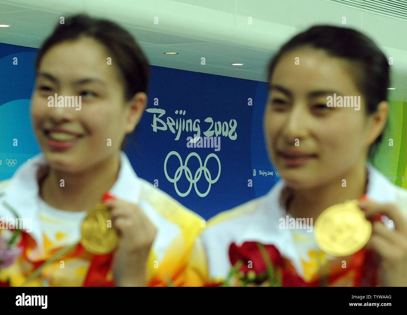 Chinese divers Jingjing Guo and Minxia Wu show off their gold medals ...