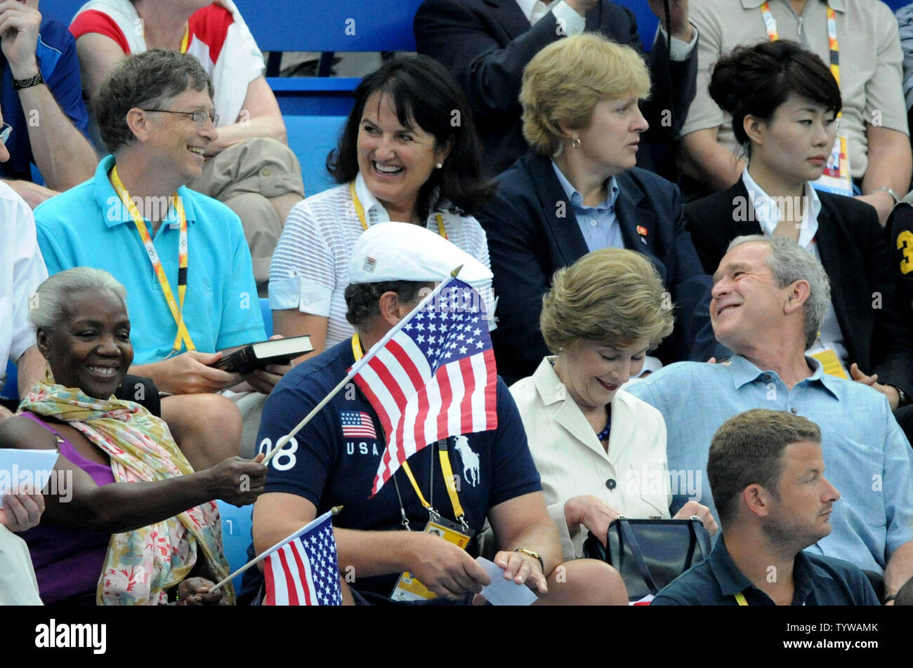 United States President George W. Bush has a bried chat with Microsoft ...