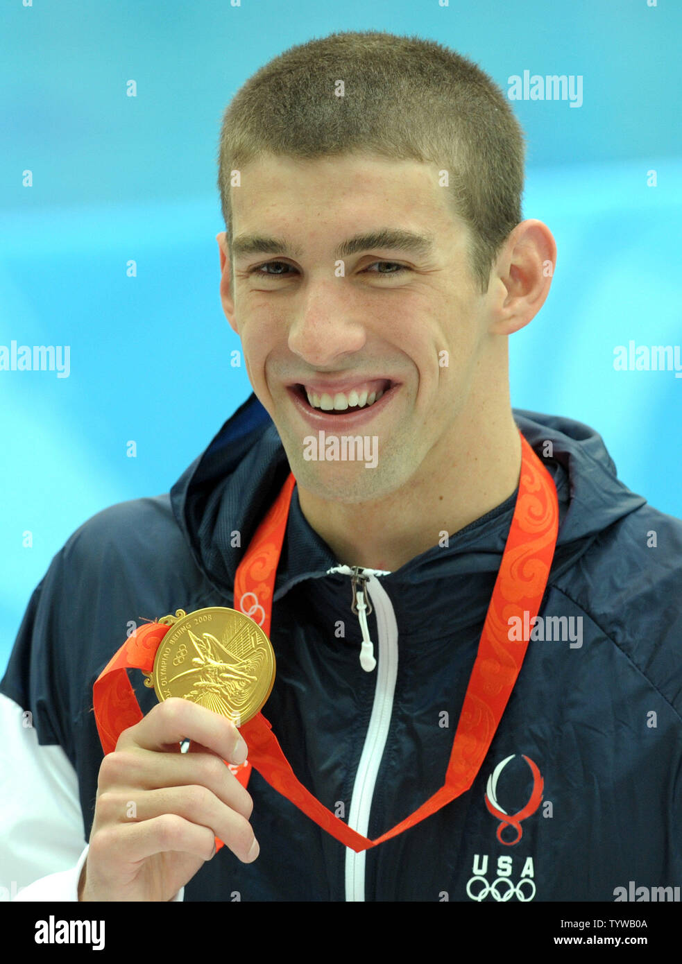 USA's Michael Phelps holds his gold medal after setting a world record ...