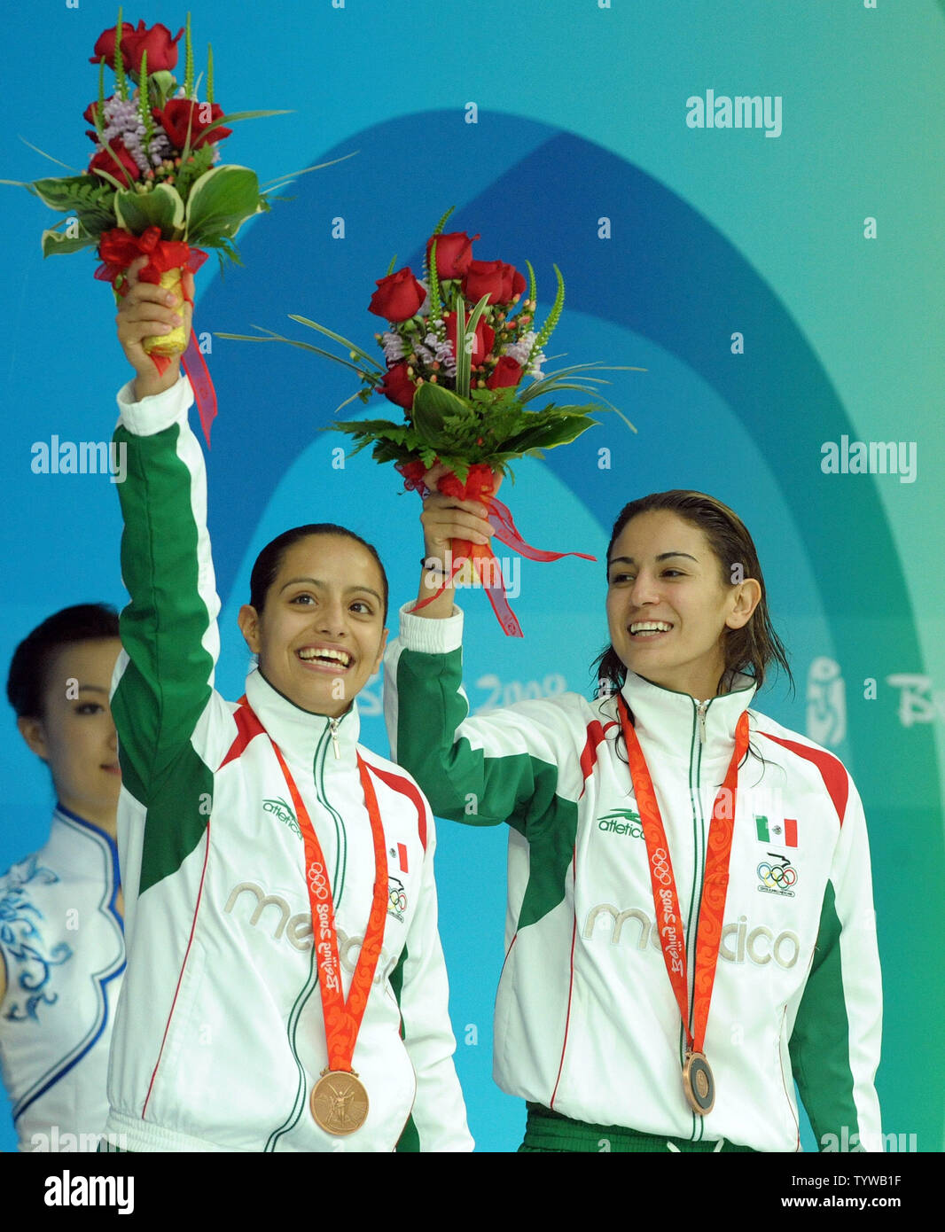 Mexican divers Paola Espinosa and Tatiana Ortiz receive their bronze ...