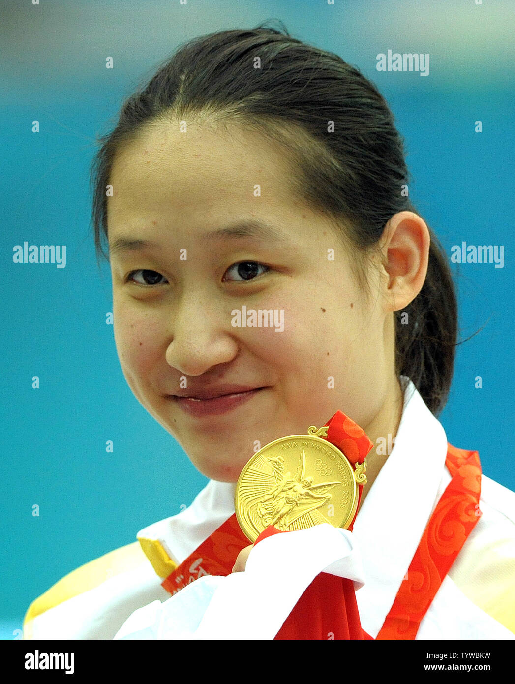 China's Zige Liu show her gold medal earned by setting the world record ...