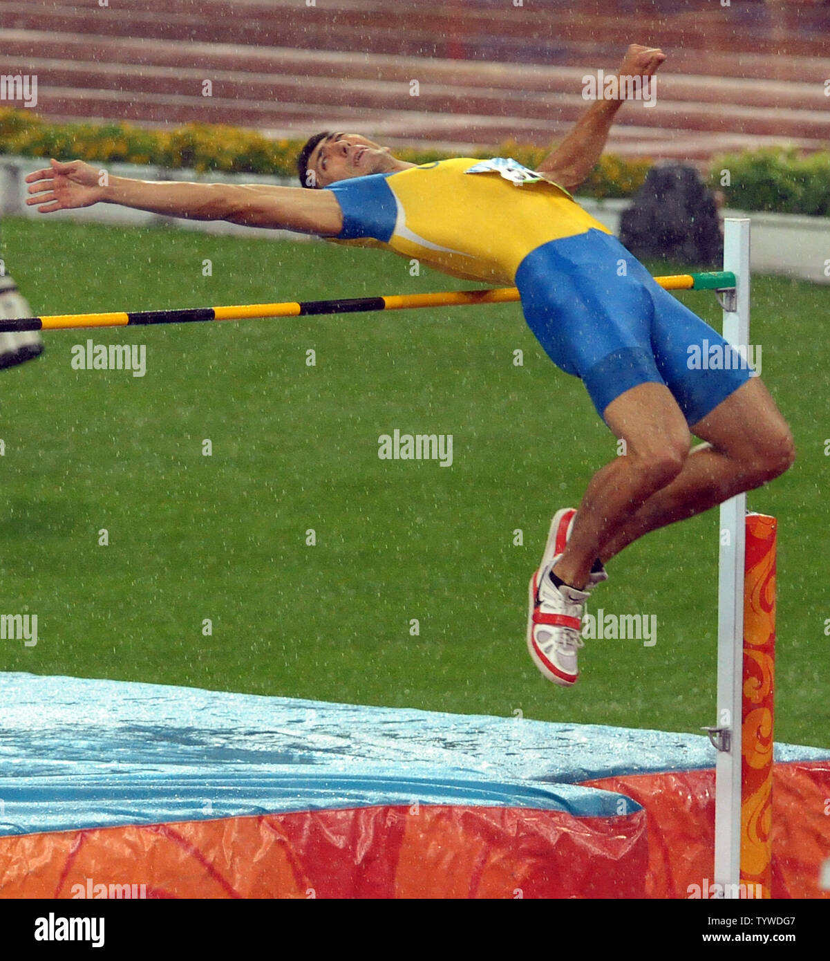 Mens decathlon high jump hi-res stock photography and images - Alamy