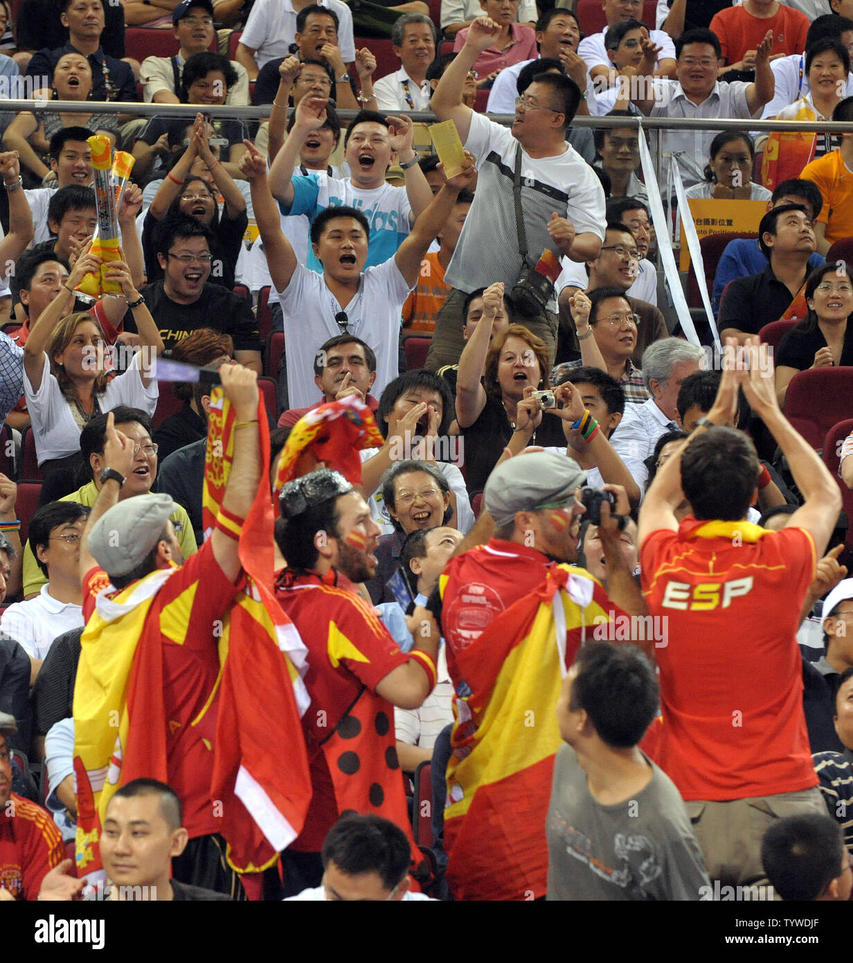 Basketball crowd cheering hi-res stock photography and images - Alamy