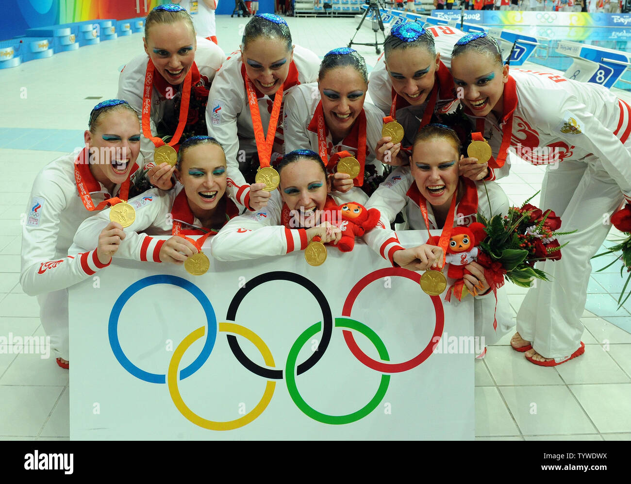 Members of the Russian Synchronized Swimming team show off their gold ...