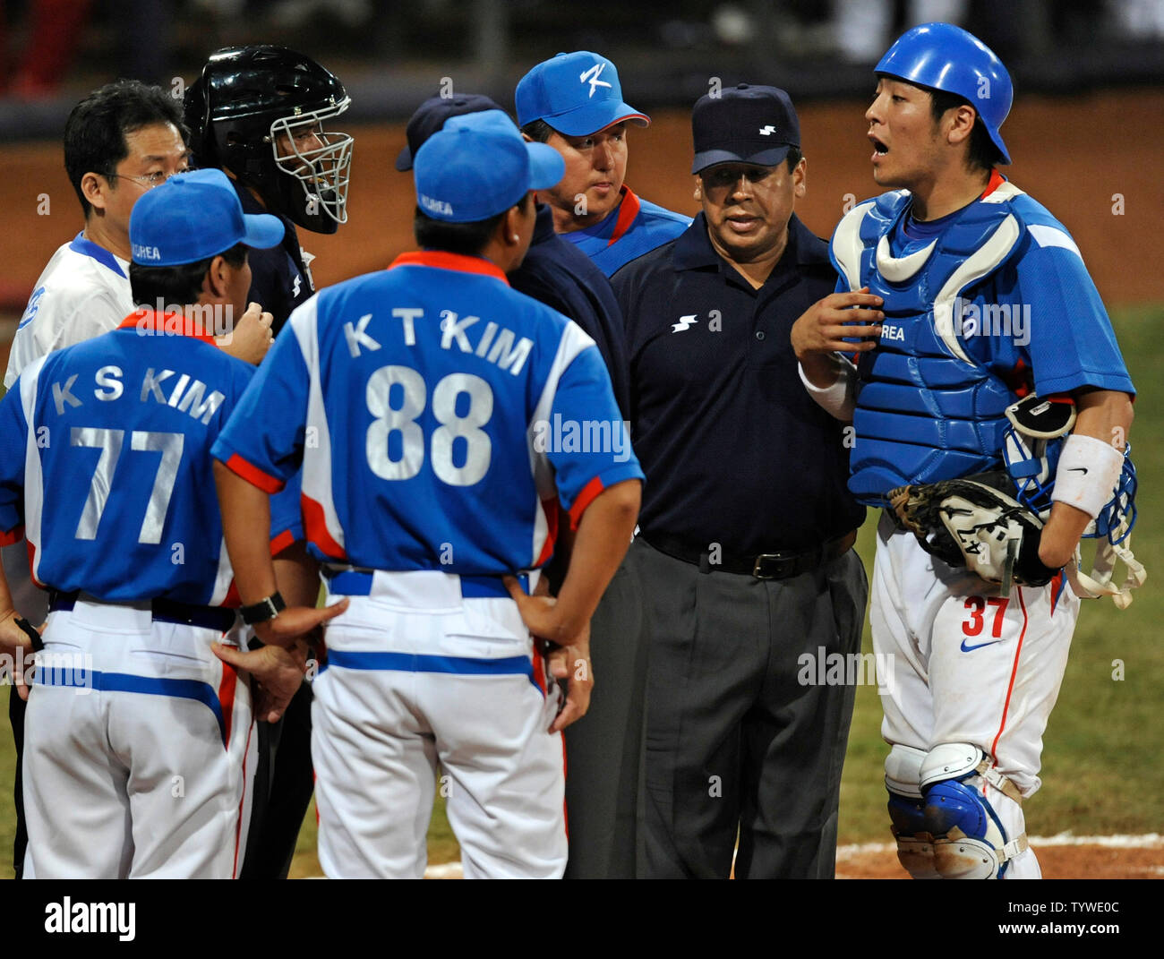 Baseball catcher in mask hi-res stock photography and images - Alamy