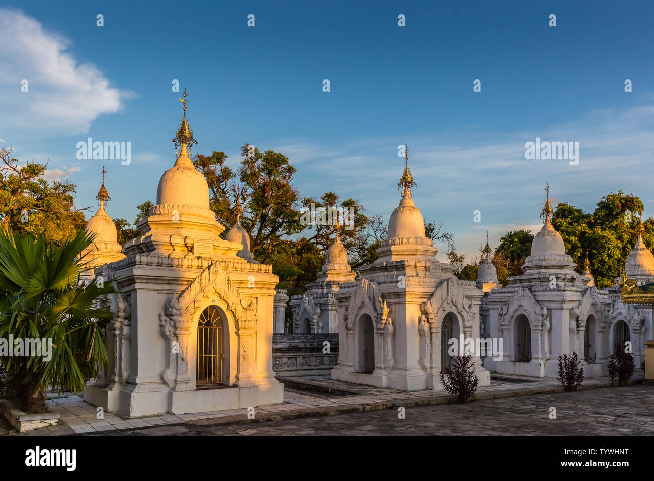 Burmese culture and buildings hi-res stock photography and images - Alamy